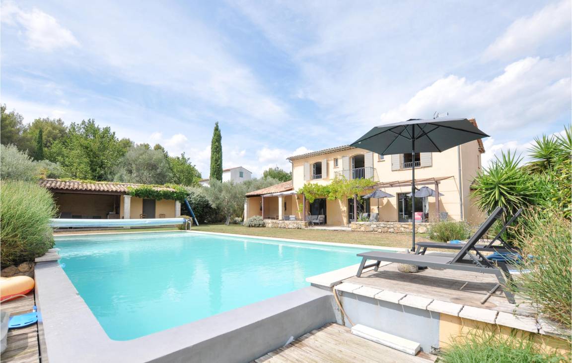 300 M² Ferienhaus ∙ 5 Schlafzimmer ∙ 8 Gäste - Fayence