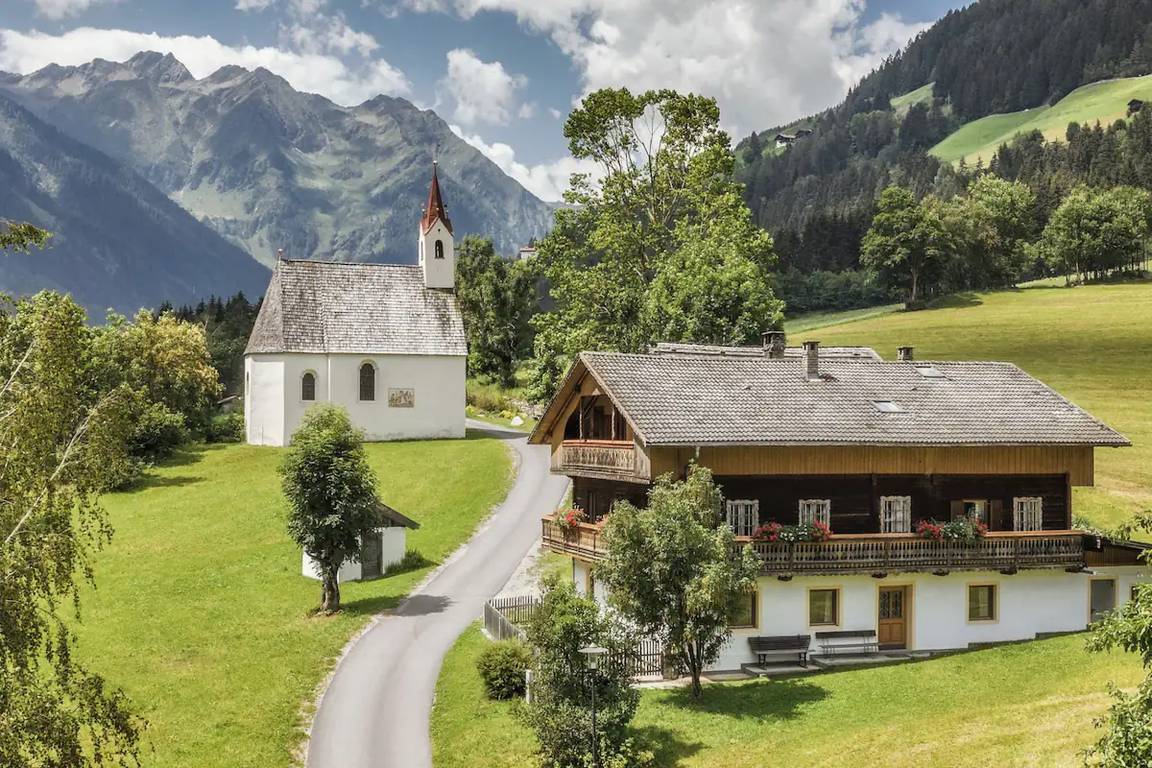 230 M² House ∙ 7 Bedrooms ∙ 16 Guests - Bruneck