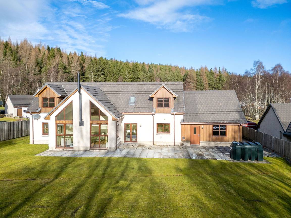 206 M² Villa ∙ 4 Bedrooms ∙ 8 Guests - Carrbridge