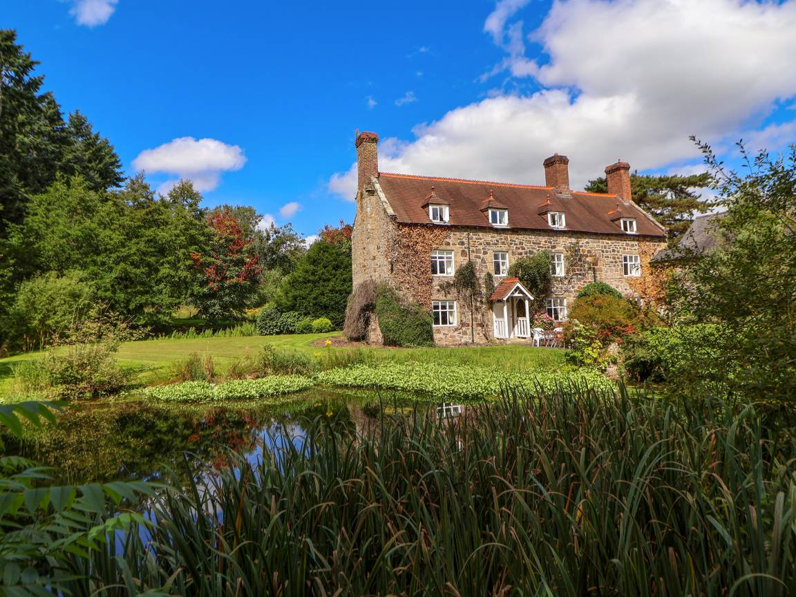Cottage ∙ 7 Bedrooms ∙ 14 Guests - Llangollen