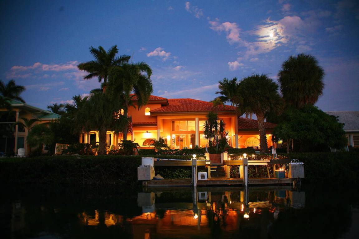 242 M² Talo ∙ 4 Makuuhuonetta ∙ 10 Vierasta - Key Colony Beach, FL