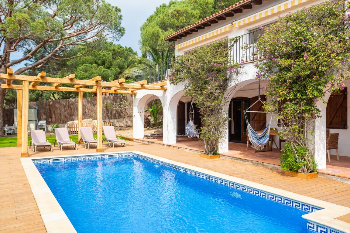240 M² Villa ∙ 5 Bedrooms ∙ 10 Guests - Tossa de Mar