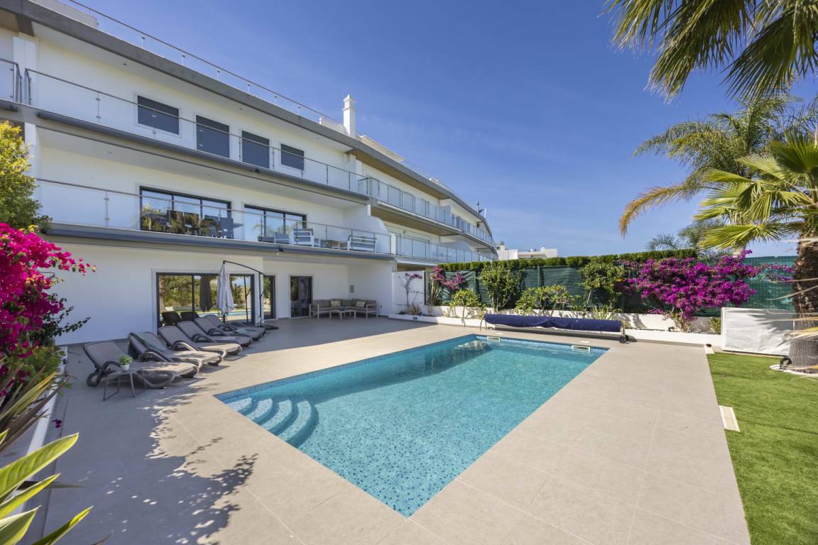 200 M² Villa ∙ 4 Bedrooms ∙ 8 Guests - Lagos