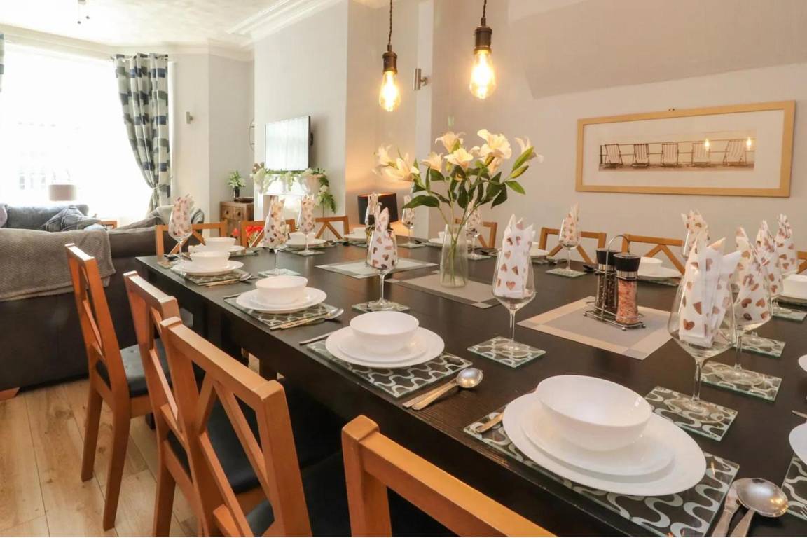 140 M² Hus ∙ 7 Sovrum ∙ 14 Gäster - Blackpool