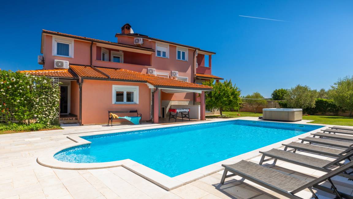 300 M² Villa ∙ 8 Bedrooms ∙ 16 Guests - Istria