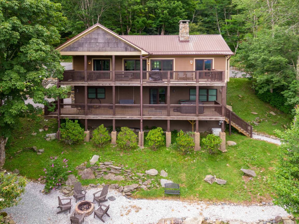 Cabin ∙ 4 Bedrooms ∙ 10 Guests - Linville, NC