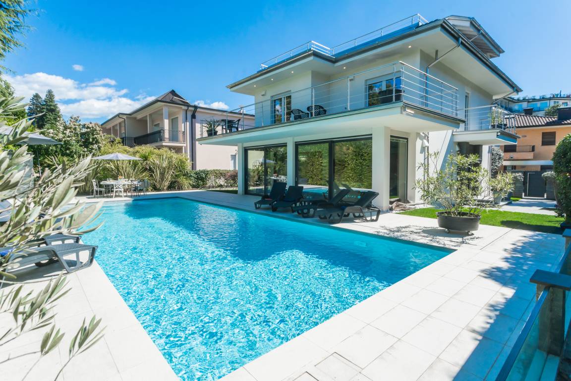 264 M² Villa ∙ 4 Bedrooms ∙ 8 Guests - Stresa