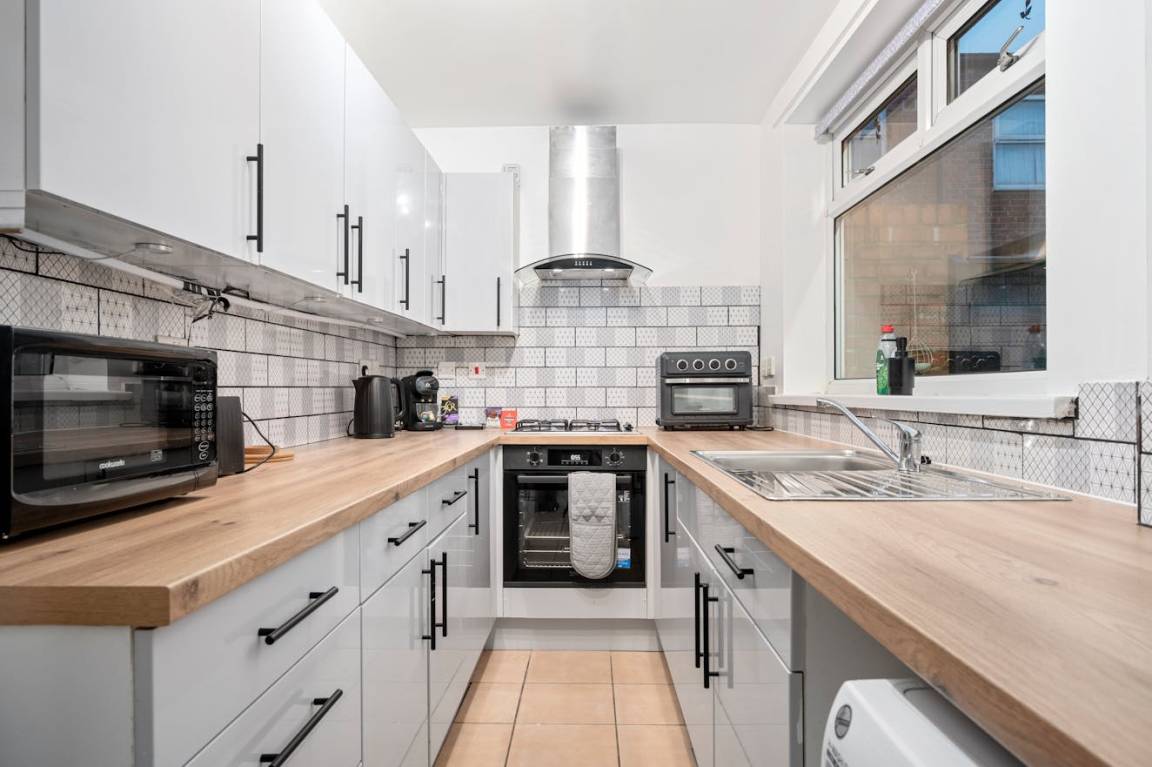 79 M² House ∙ 4 Bedrooms ∙ 8 Guests - Salford