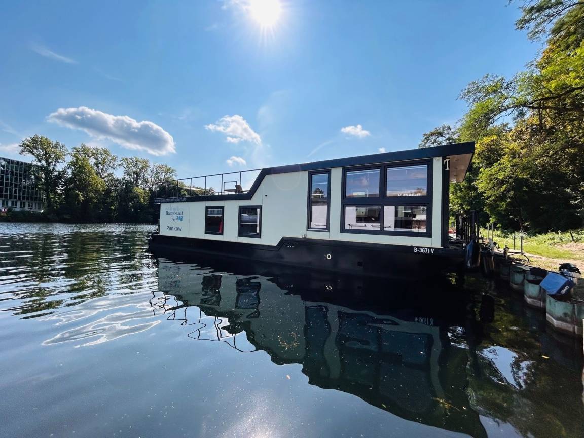 55 M² Houseboat ∙ 3 Bedrooms ∙ 7 Guests - Berlin