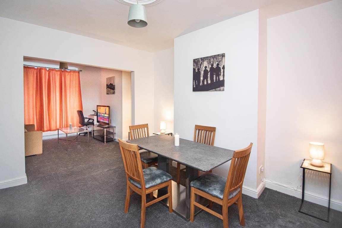 75 M² House ∙ 2 Bedrooms ∙ 6 Guests - Doncaster
