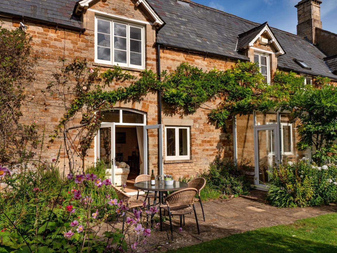140 M² Cottage ∙ 2 Bedrooms ∙ 4 Guests - Kingham