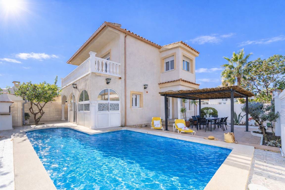 171 M² Villa ∙ 4 Bedrooms ∙ 8 Guests - Empuriabrava