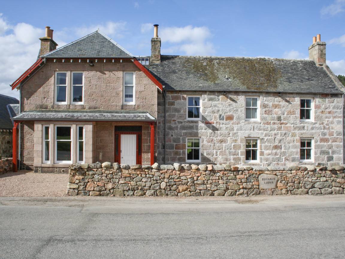 Cottage ∙ 7 Bedrooms ∙ 14 Guests - Banchory