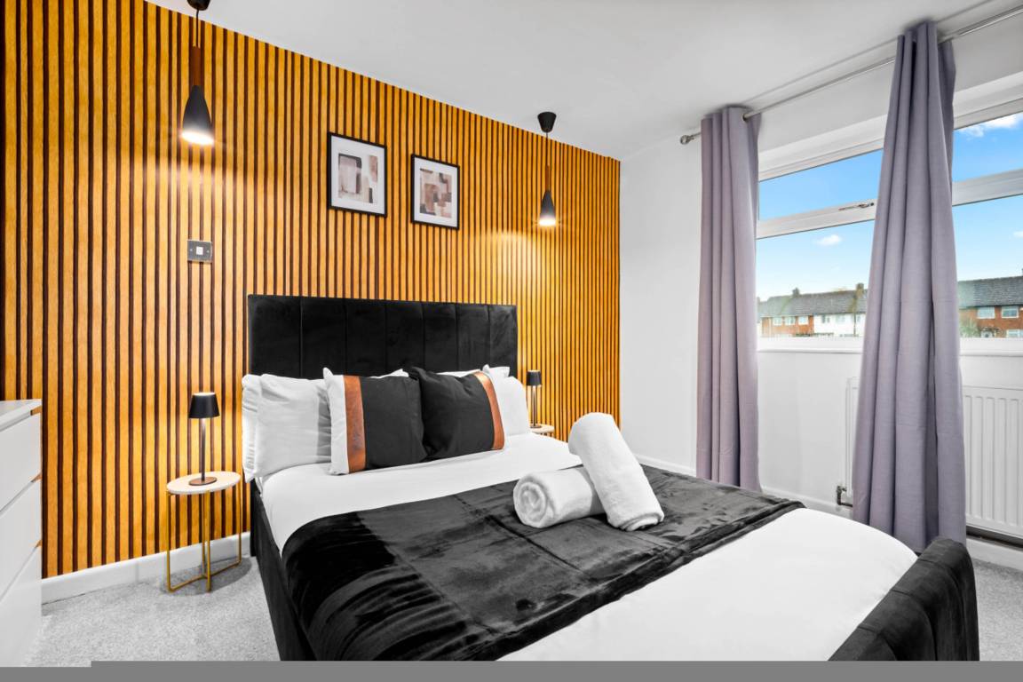 372 M² Apartment ∙ 5 Bedrooms ∙ 8 Guests - Solihull