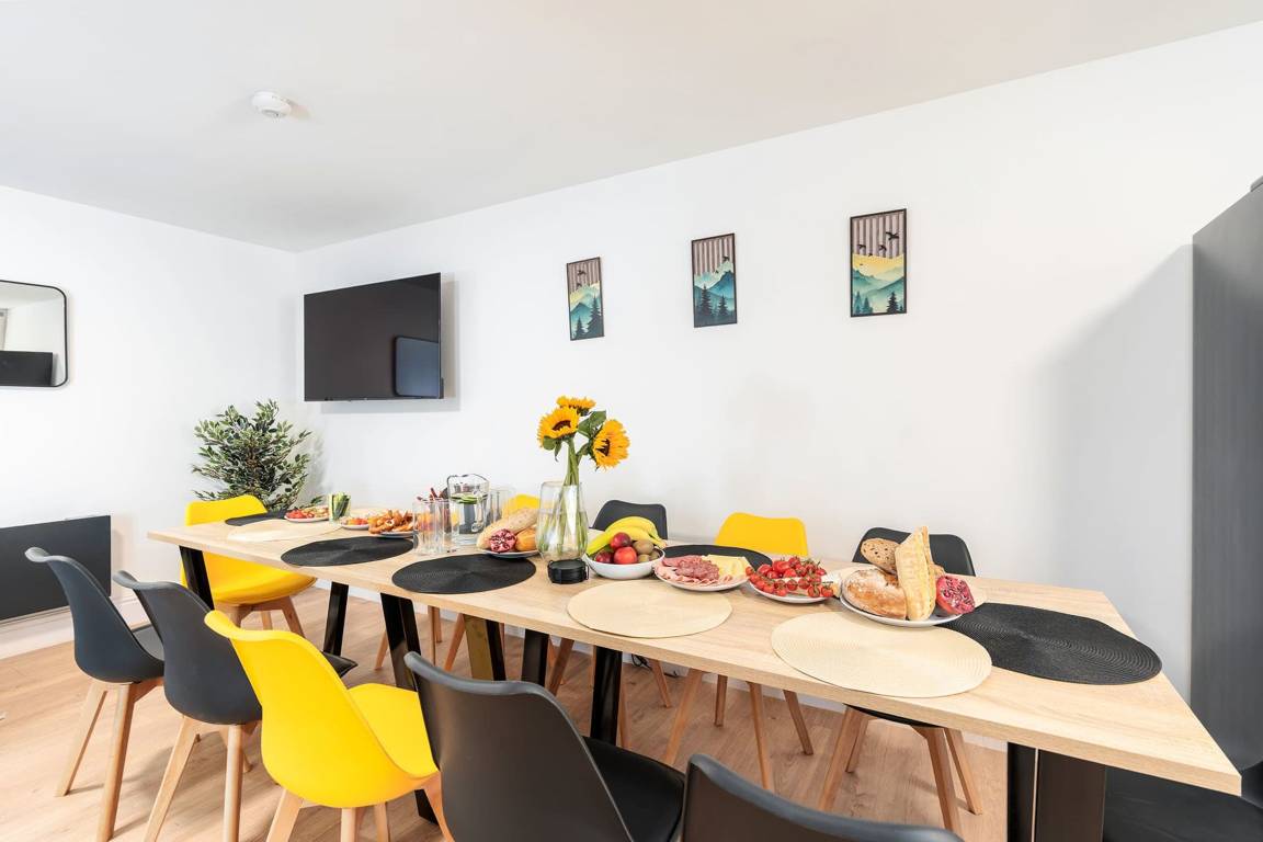 Apartment ∙ 5 Bedrooms ∙ 12 Guests - Chesterfield