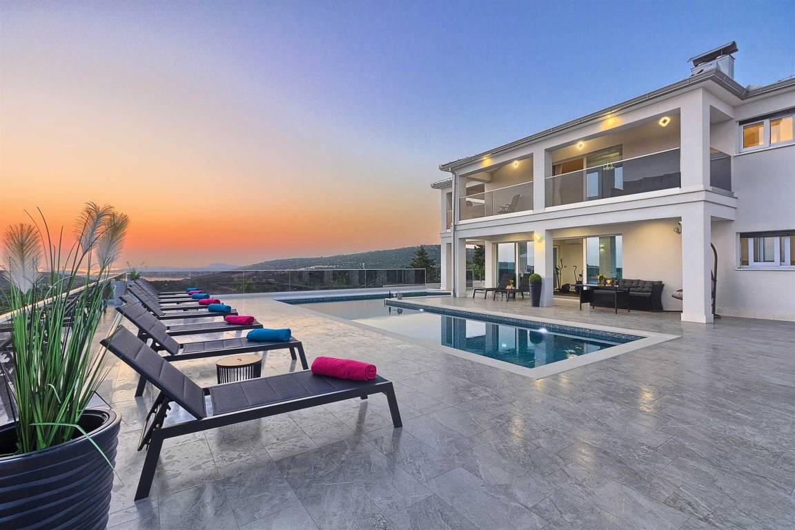 340 M² Villa ∙ 6 Makuuhuonetta ∙ 12 Vierasta - Primošten