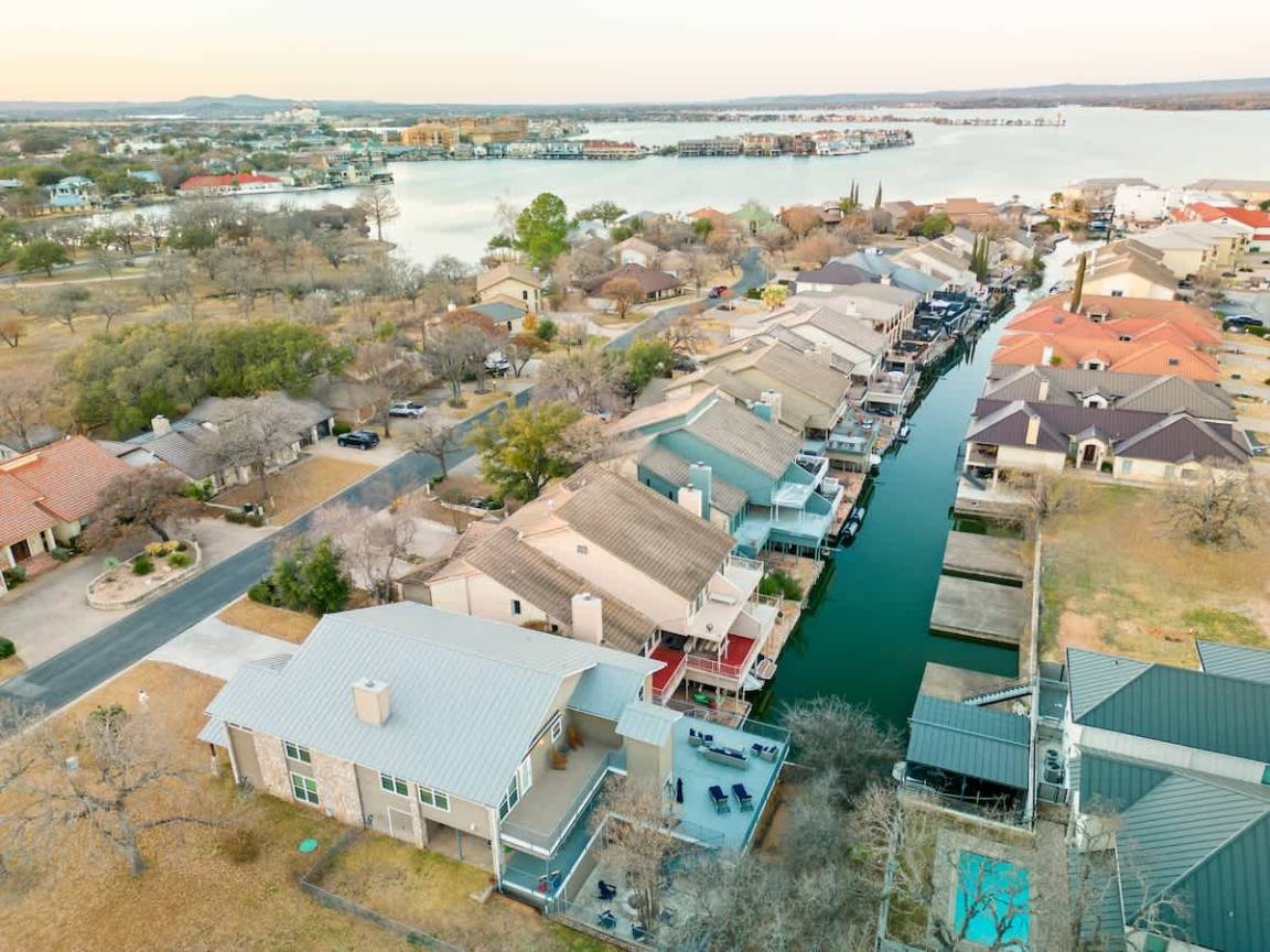 House ∙ 5 Bedrooms ∙ 14 Guests - Marble Falls, TX