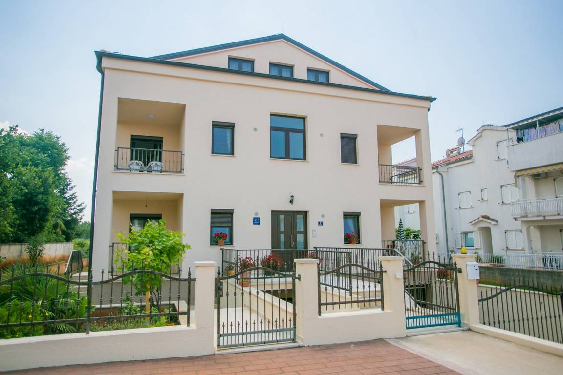 108 M² Apartment ∙ 3 Bedrooms ∙ 5 Guests - Poreč