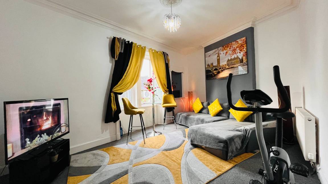 85 M² Apartment ∙ 4 Bedrooms ∙ 8 Guests - Dunfermline