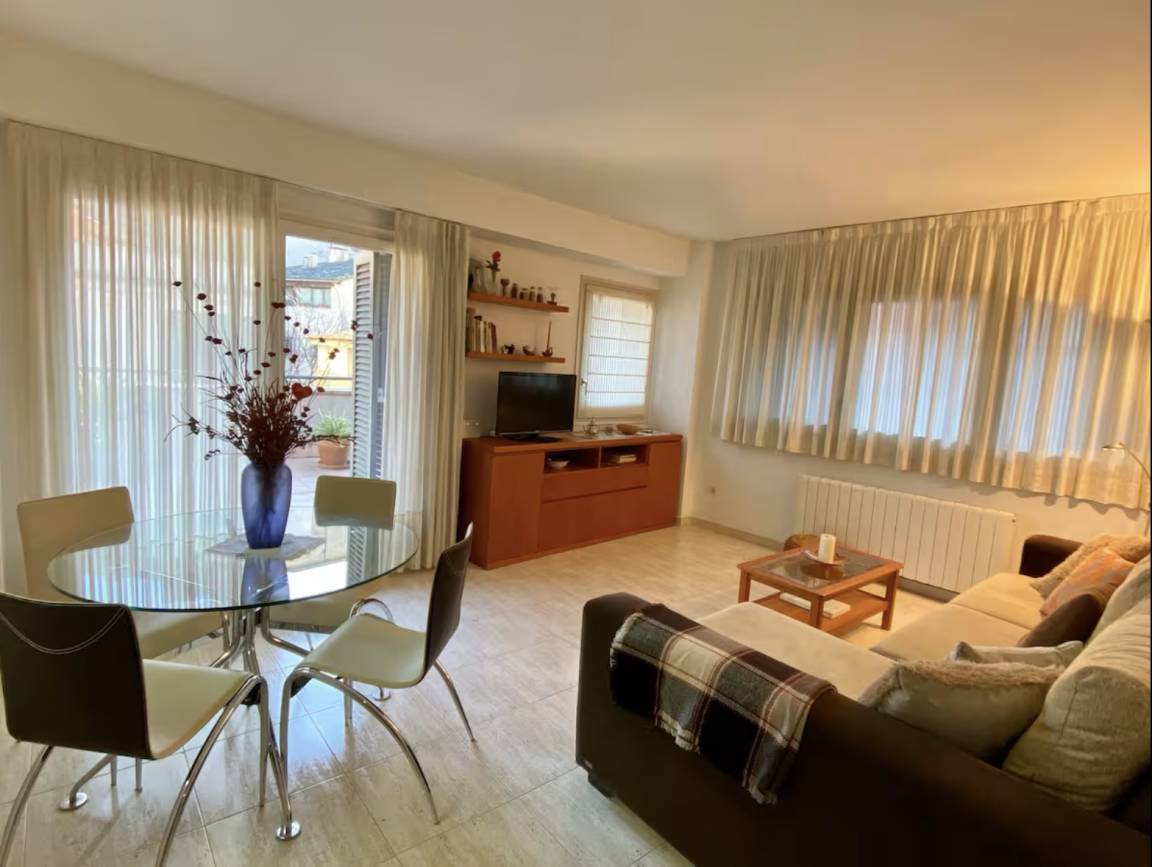 85 M² Apartment ∙ 2 Bedrooms ∙ 3 Guests - Girona