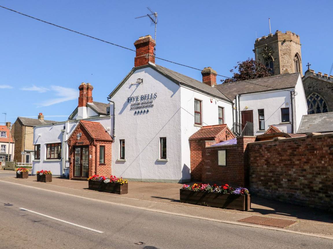 Cottage ∙ 9 Bedrooms ∙ 21 Guests - Cambridgeshire