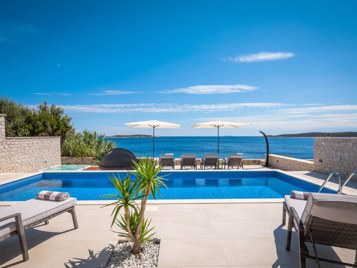 1200 M² Villa ∙ 4 Bedrooms ∙ 9 Guests - Vis