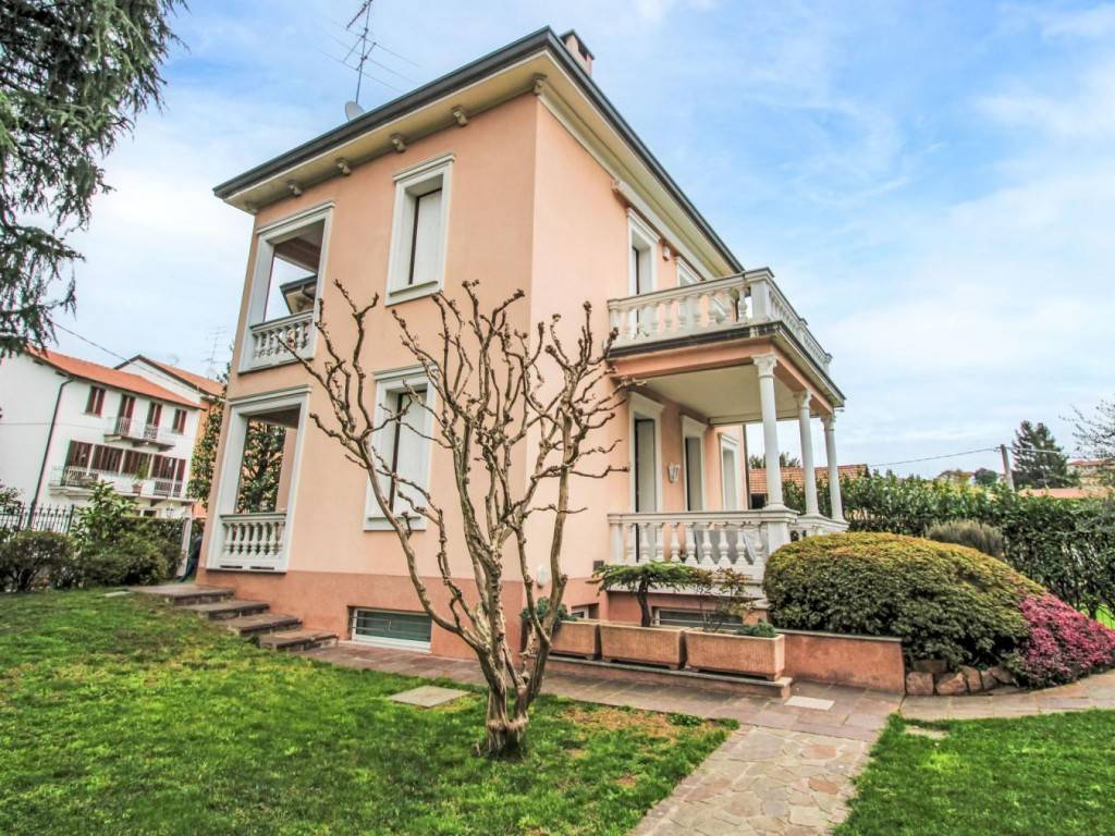 250 M² Maison De Vacances ∙ 5 Chambres ∙ 10 Personnes - Varèse