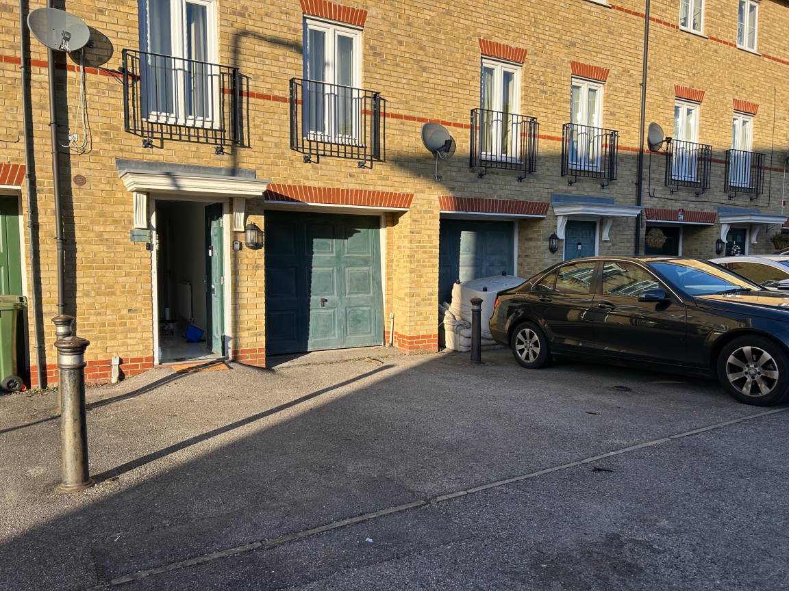 230 M² House ∙ 9 Bedrooms ∙ 16 Guests - Romford