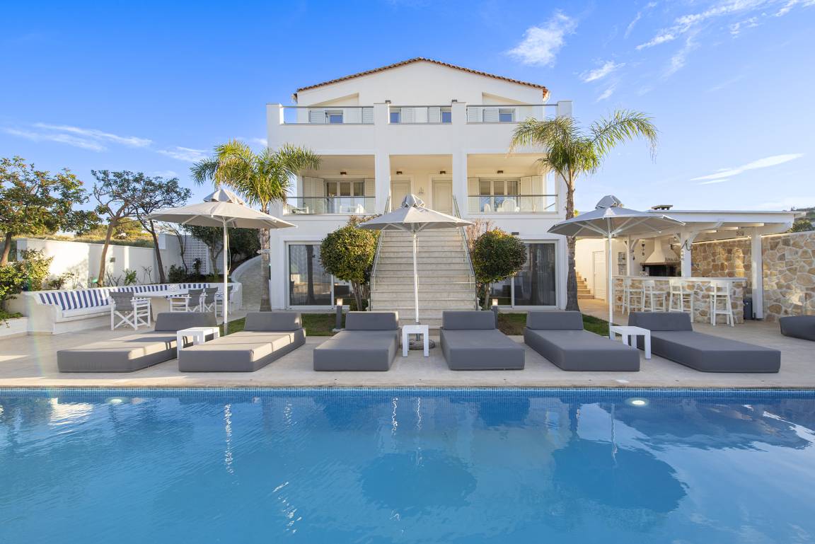 290 M² Villa ∙ 6 Bedrooms ∙ 13 Guests - Greece
