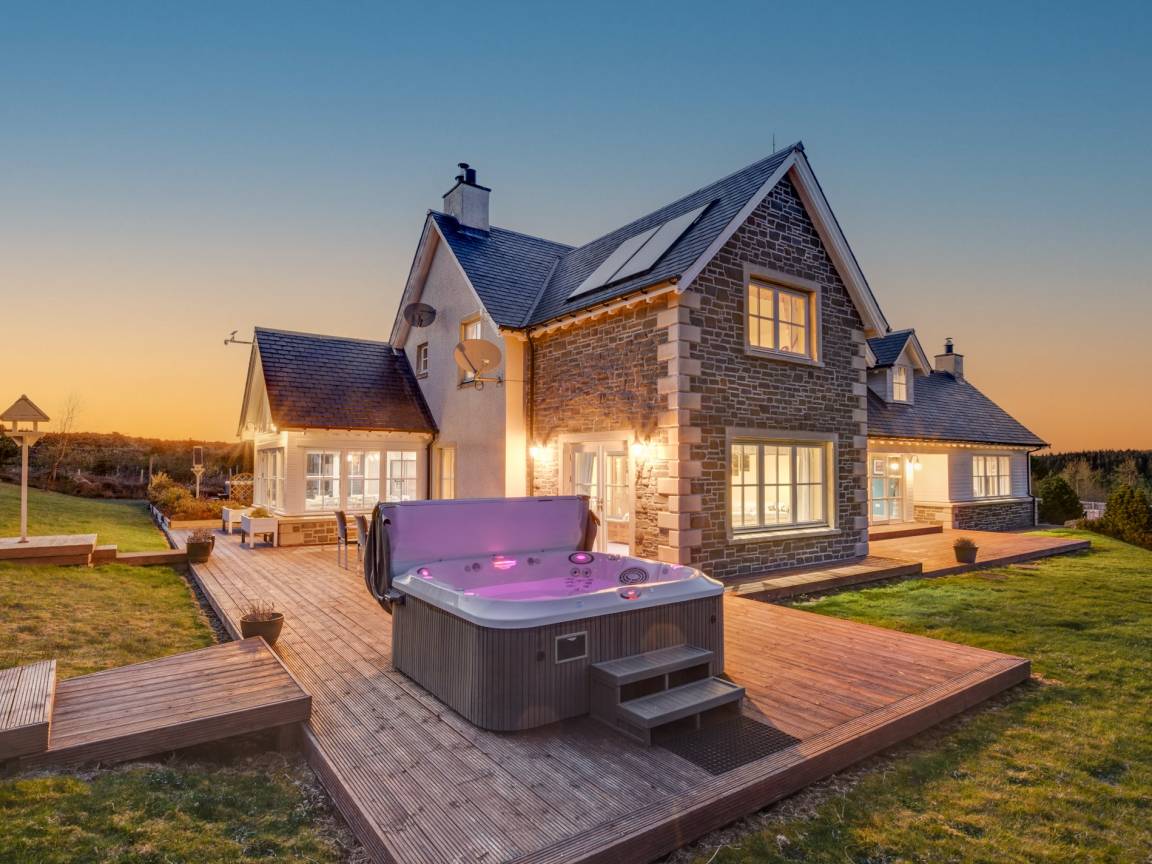 Cottage ∙ 8 Bedrooms ∙ 16 Guests - Loch Ness