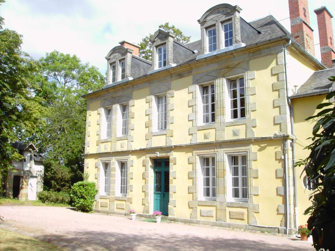 190 M² Gîte ∙ 6 Schlafzimmer ∙ 15 Gäste - Allier