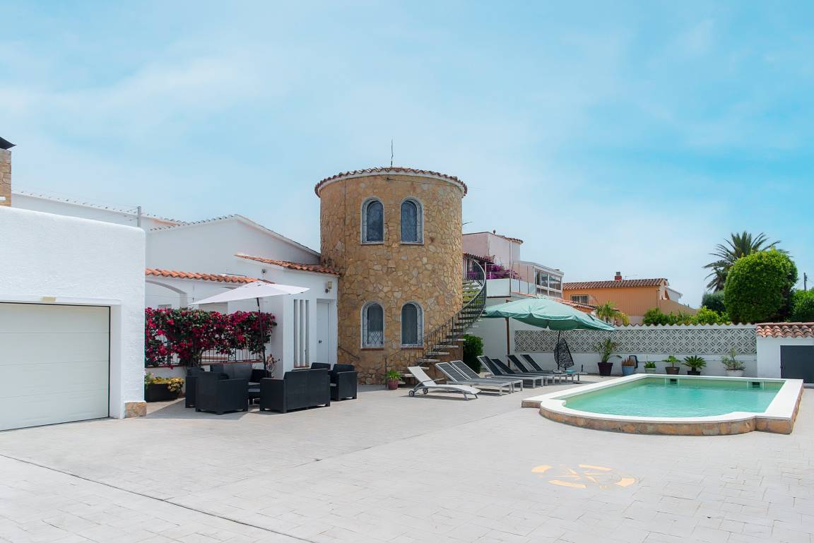 160 M² Villa ∙ 5 Bedrooms ∙ 10 Guests - Empuriabrava