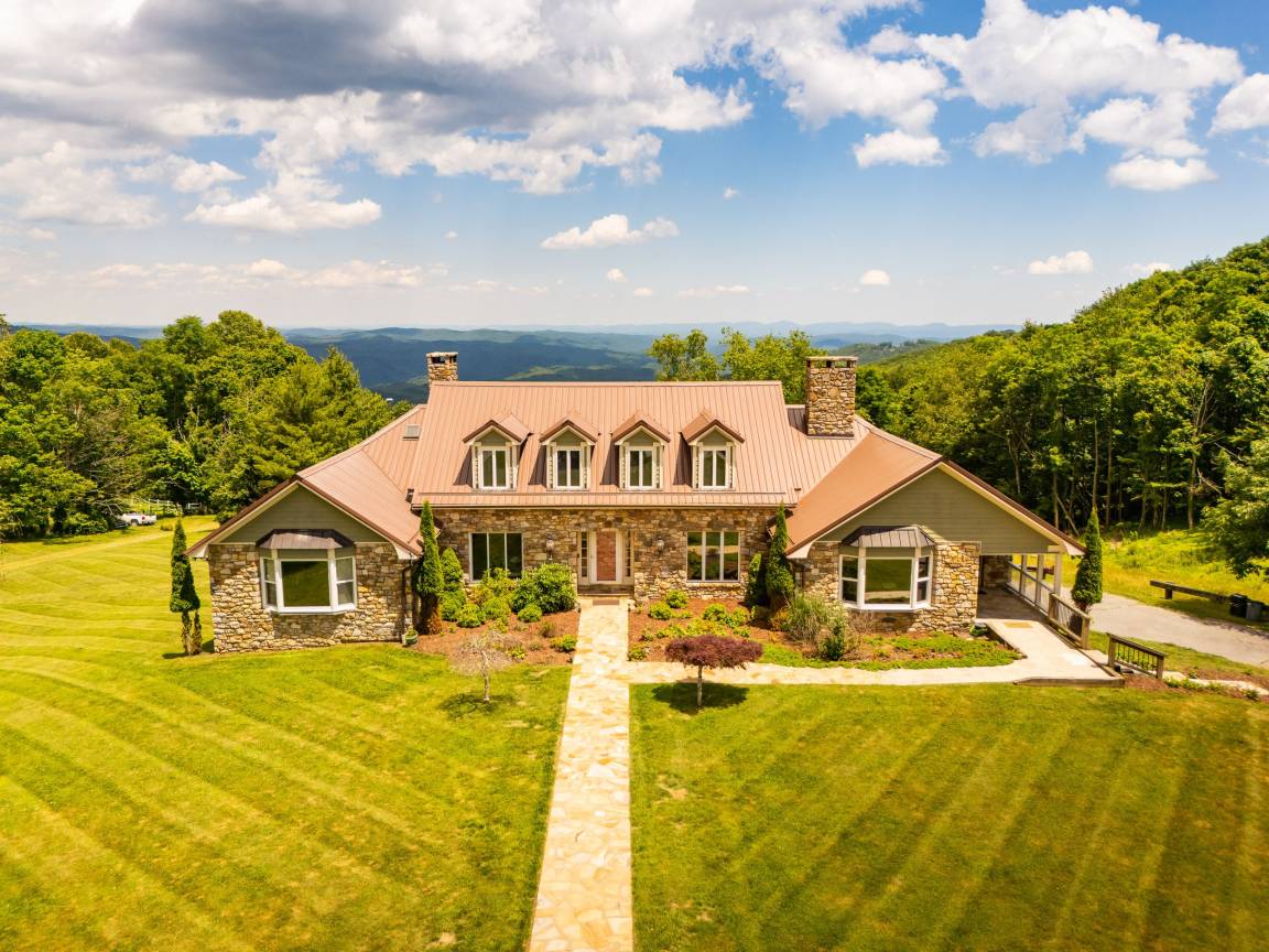 669 M² Lodge ∙ 9 Bedrooms ∙ 28 Guests - North Carolina