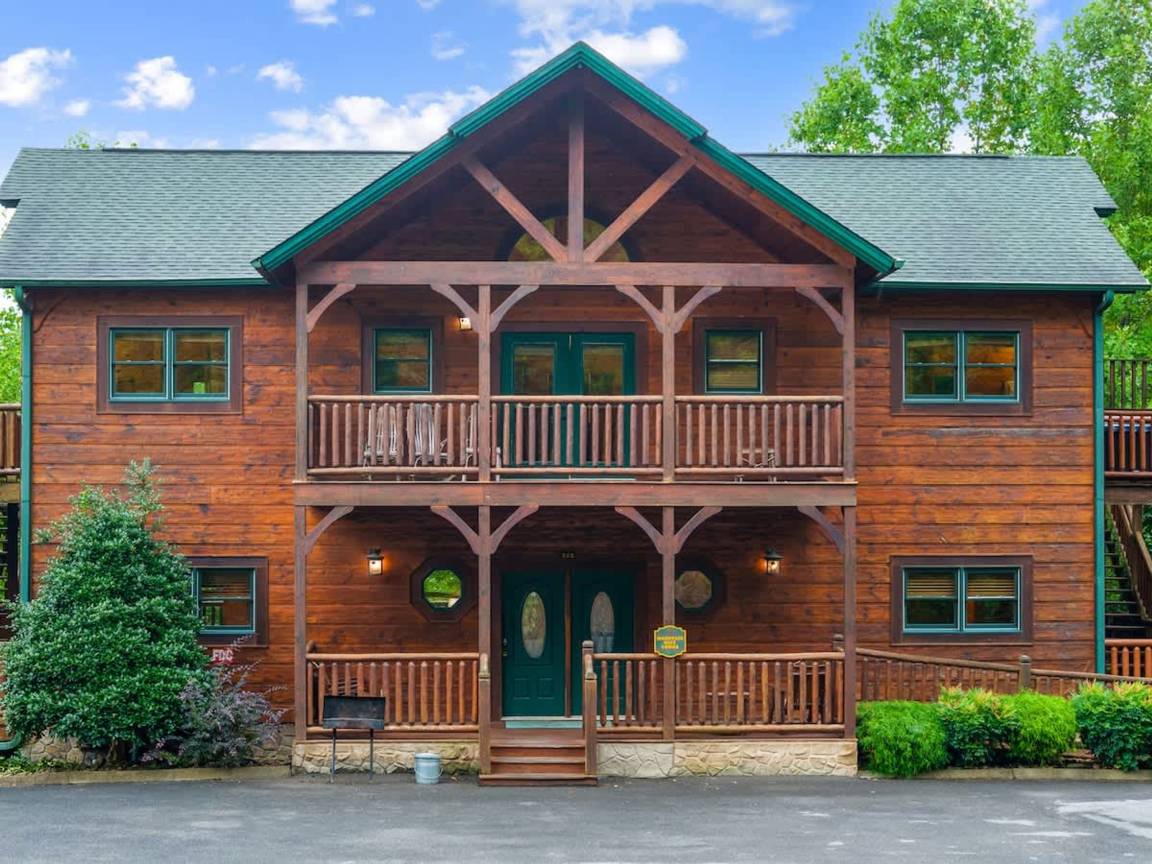 Apartment ∙ 8 Bedrooms ∙ 16 Guests - Gatlinburg, TN