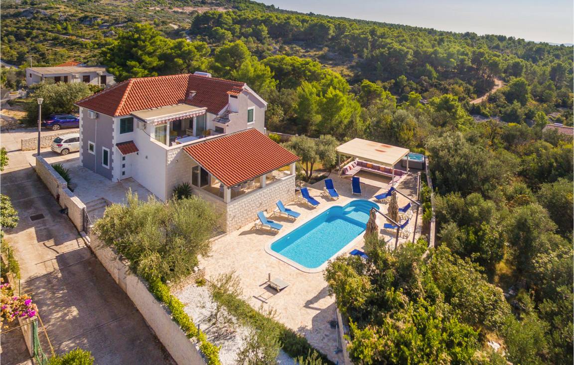 200 M² House ∙ 6 Bedrooms ∙ 12 Guests - Milna