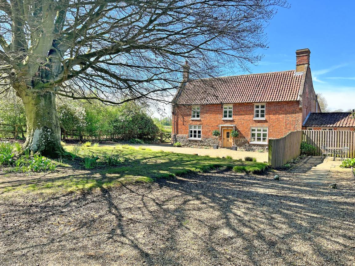 Cottage ∙ 4 Bedrooms ∙ 8 Guests - Wroxham