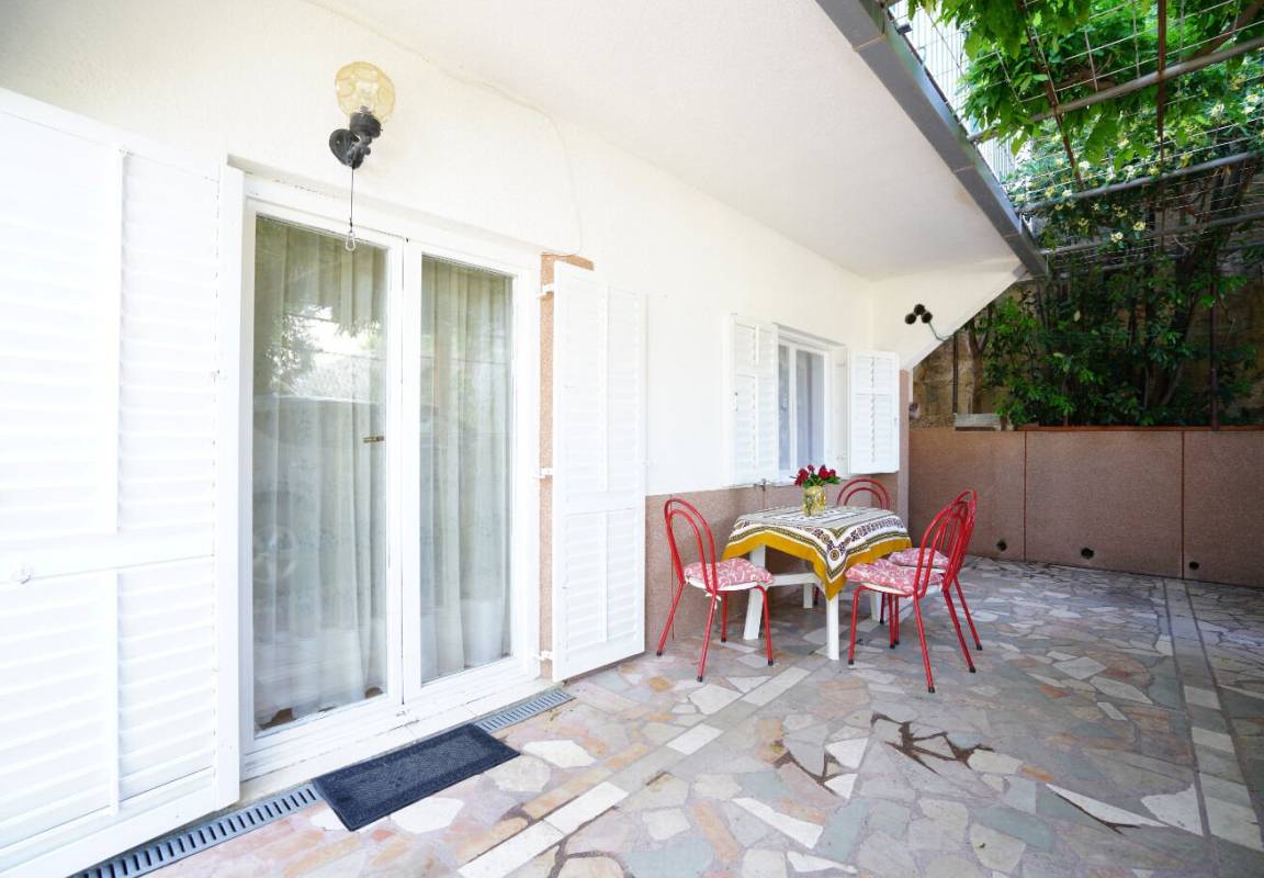 64 M² Ferienwohnung ∙ 2 Schlafzimmer ∙ 5 Gäste - Podstrana