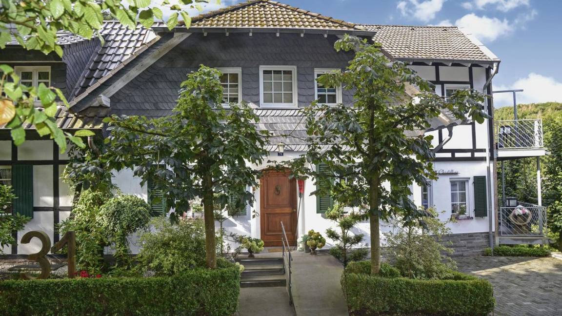 100 M² Ferienwohnung ∙ 3 Schlafzimmer ∙ 6 Gäste - Bergisch Gladbach
