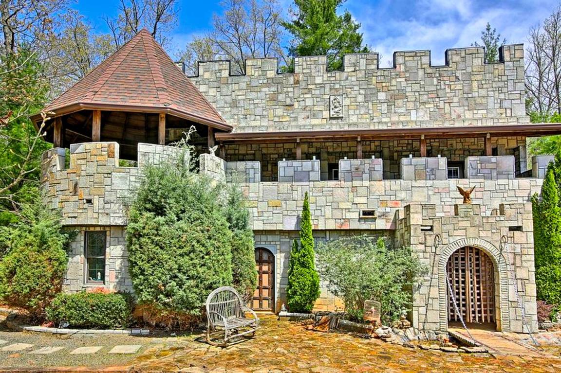 Castle ∙ 3 Bedrooms ∙ 8 Guests - Murphy, NC