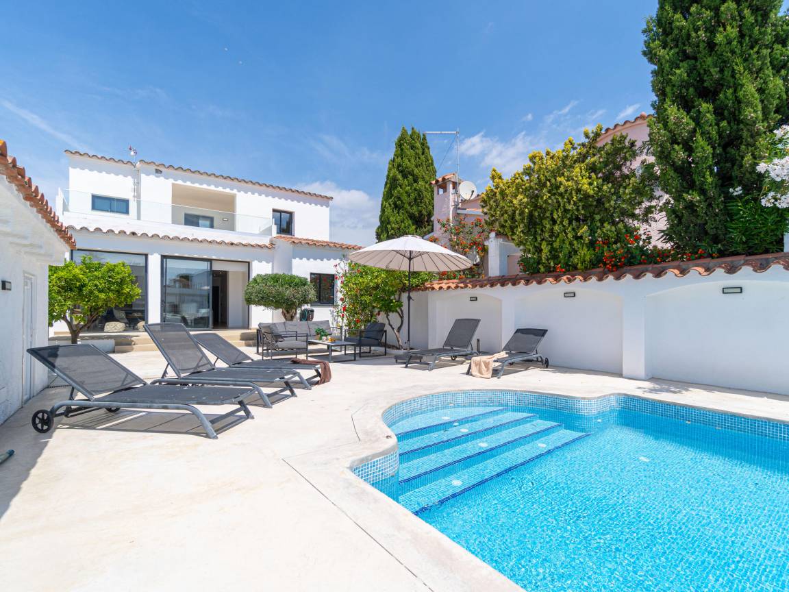 170 M² Cottage ∙ 4 Bedrooms ∙ 8 Guests - Empuriabrava