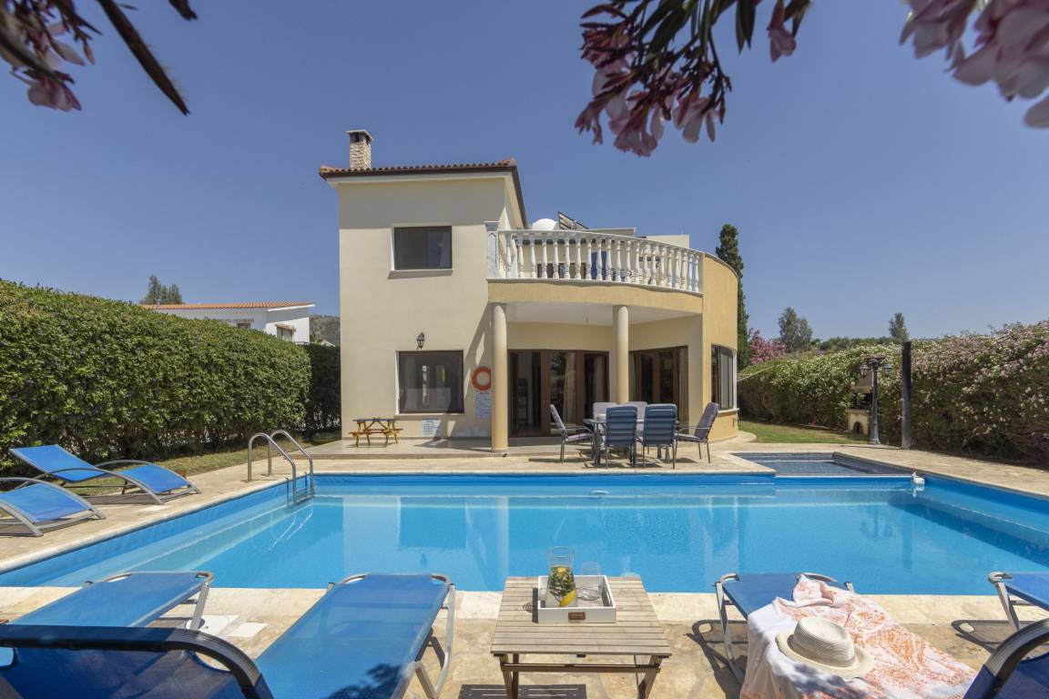 120 M² Villa ∙ 3 Bedrooms ∙ 7 Guests - Argaka