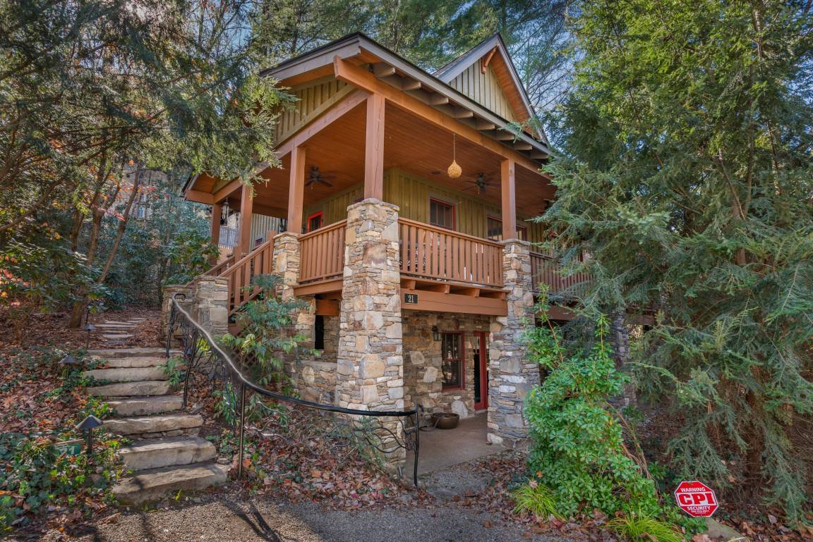 215 M² Cabin ∙ 4 Bedrooms ∙ 8 Guests - Black Mountain, NC