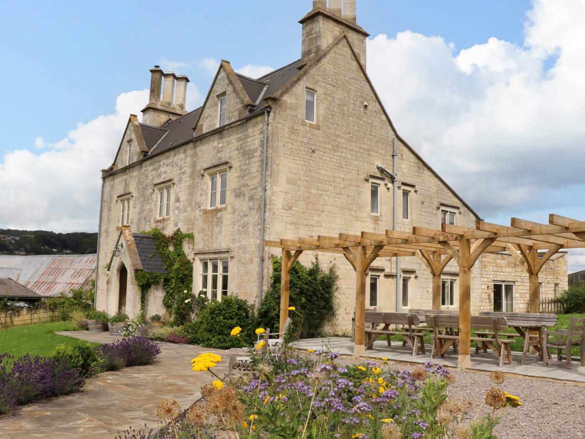Cottage ∙ 8 Bedrooms ∙ 16 Guests - Painswick