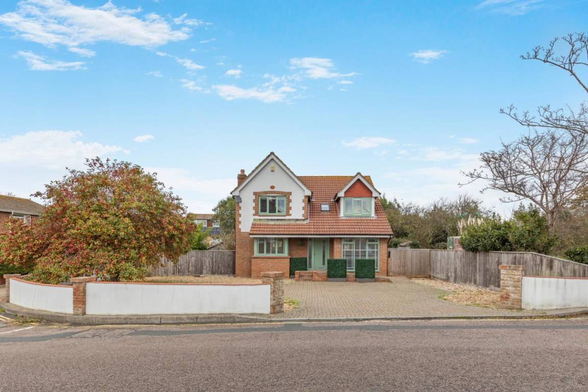 Cottage ∙ 4 Bedrooms ∙ 8 Guests - Barton on Sea