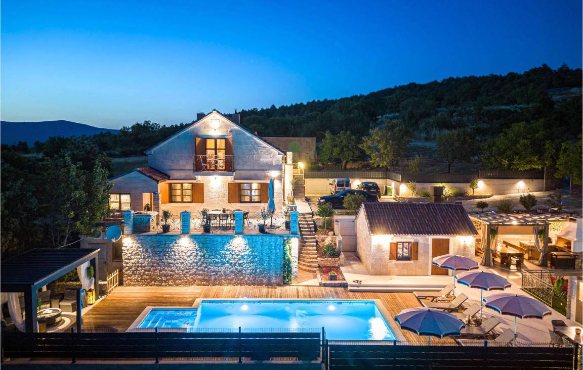 330 M² House ∙ 4 Bedrooms ∙ 8 Guests - Makarska Riviera