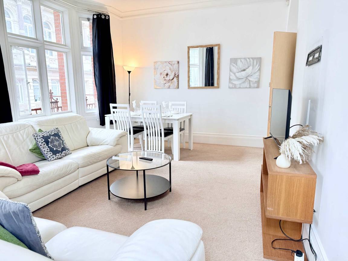 87 M² Apartment ∙ 2 Bedrooms ∙ 4 Guests - Aston University Main Building