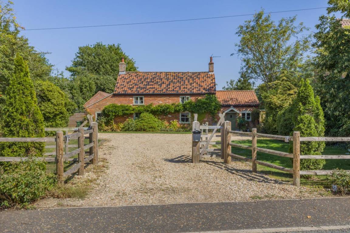 Cottage ∙ 6 Bedrooms ∙ 17 Guests - Dereham