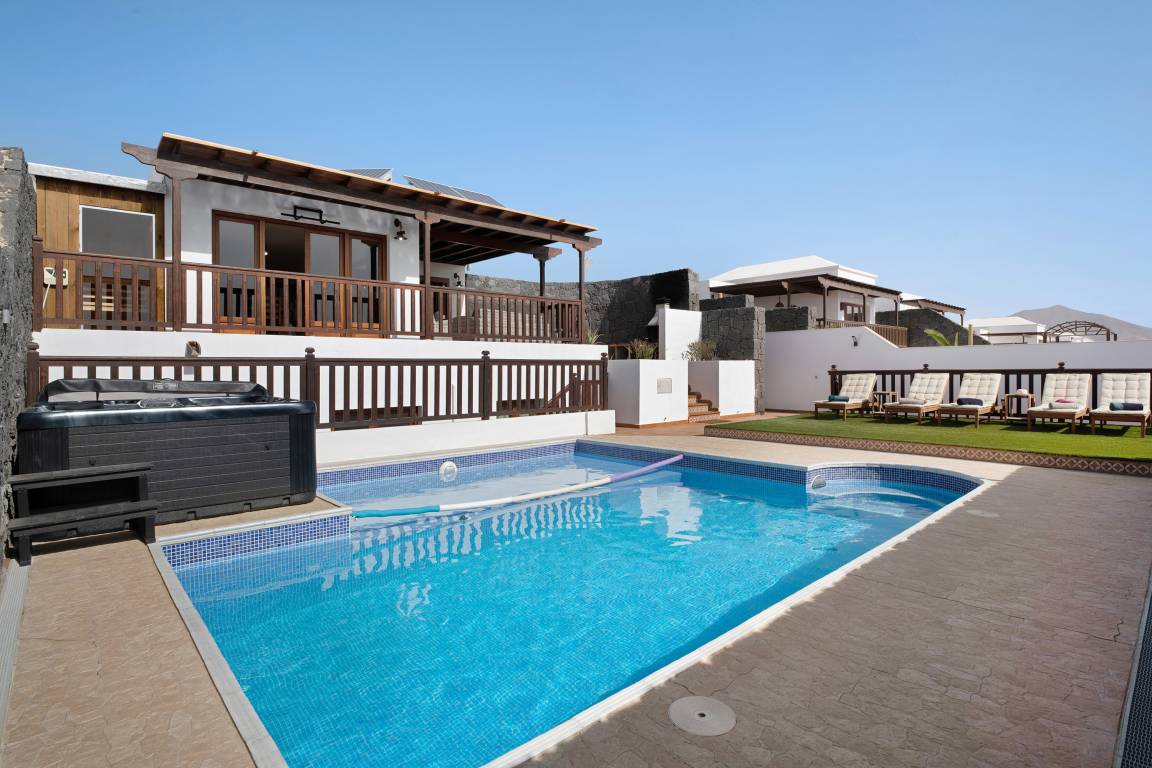 199 M² Villa ∙ 4 Bedrooms ∙ 10 Guests - Playa Blanca