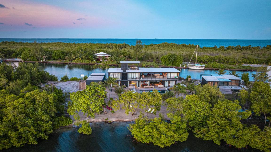 604 M² Villa ∙ 5 Bedrooms ∙ 10 Guests - Placencia