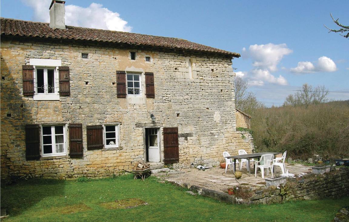 143 M² House ∙ 2 Bedrooms ∙ 4 Guests - Charente